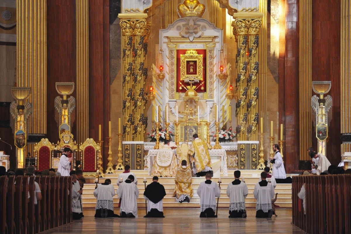 Why Ad Orientem Worship Works | Fr. Dwight Longenecker